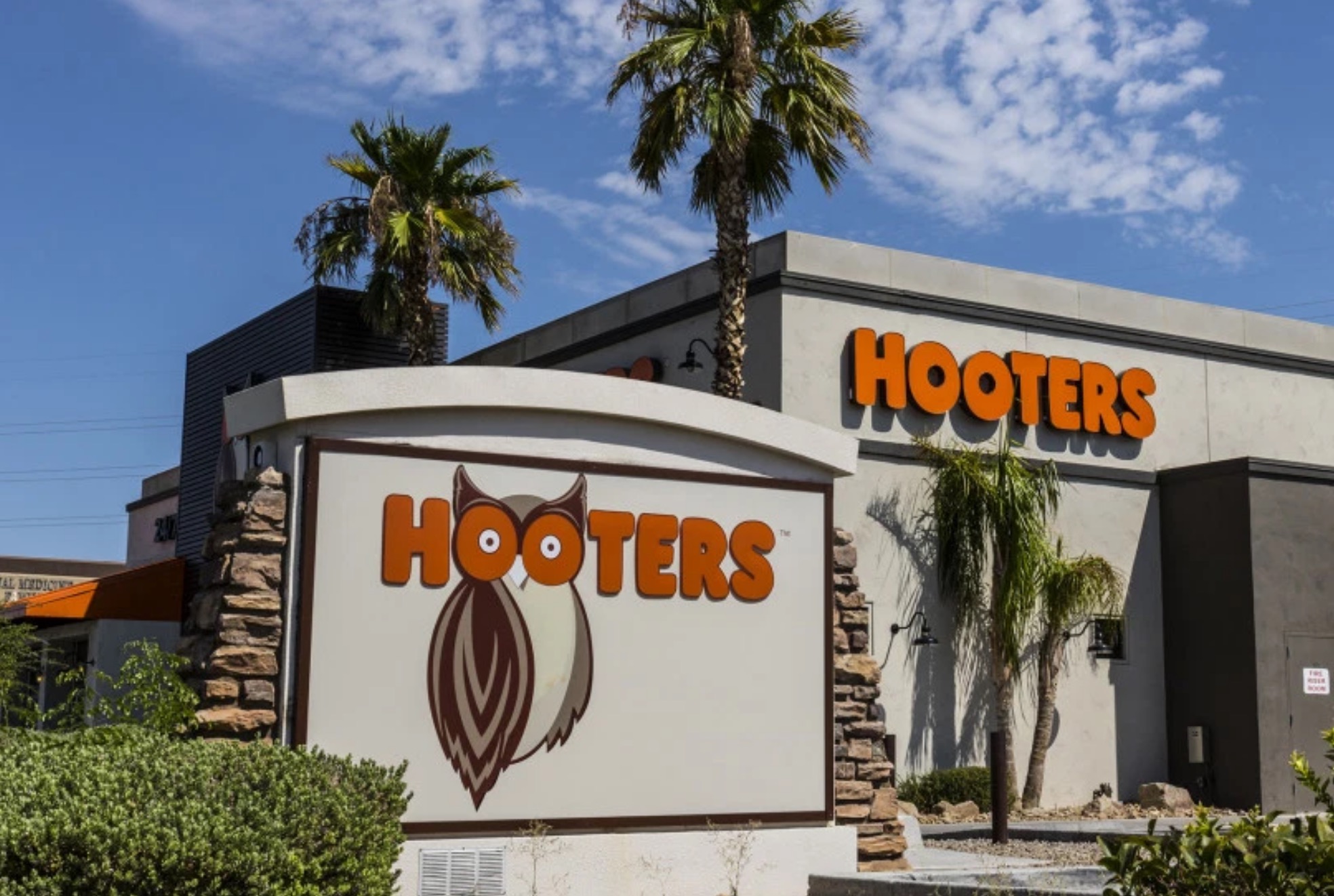 High School Coach Under Fire for Taking Team to Hooters – 4W Mag